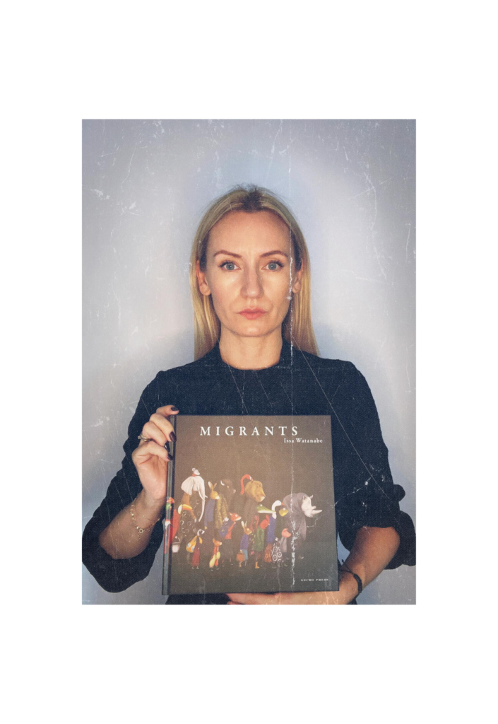 "Migrants" Issa Watanabe - Mama Basi Czyta